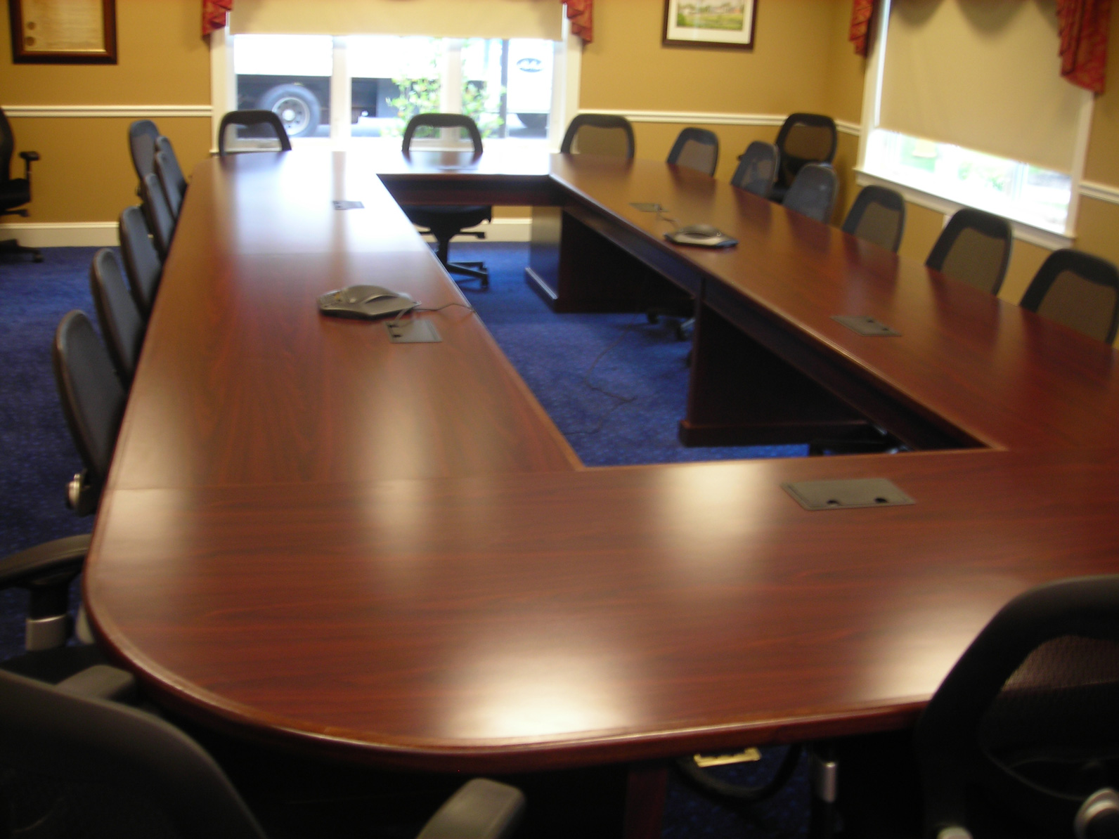 Top-Quality Custom Office Furniture | Display Craft Manufacturing
